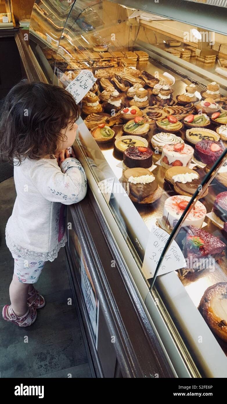 Resisting cakes hi-res stock photography and images - Alamy