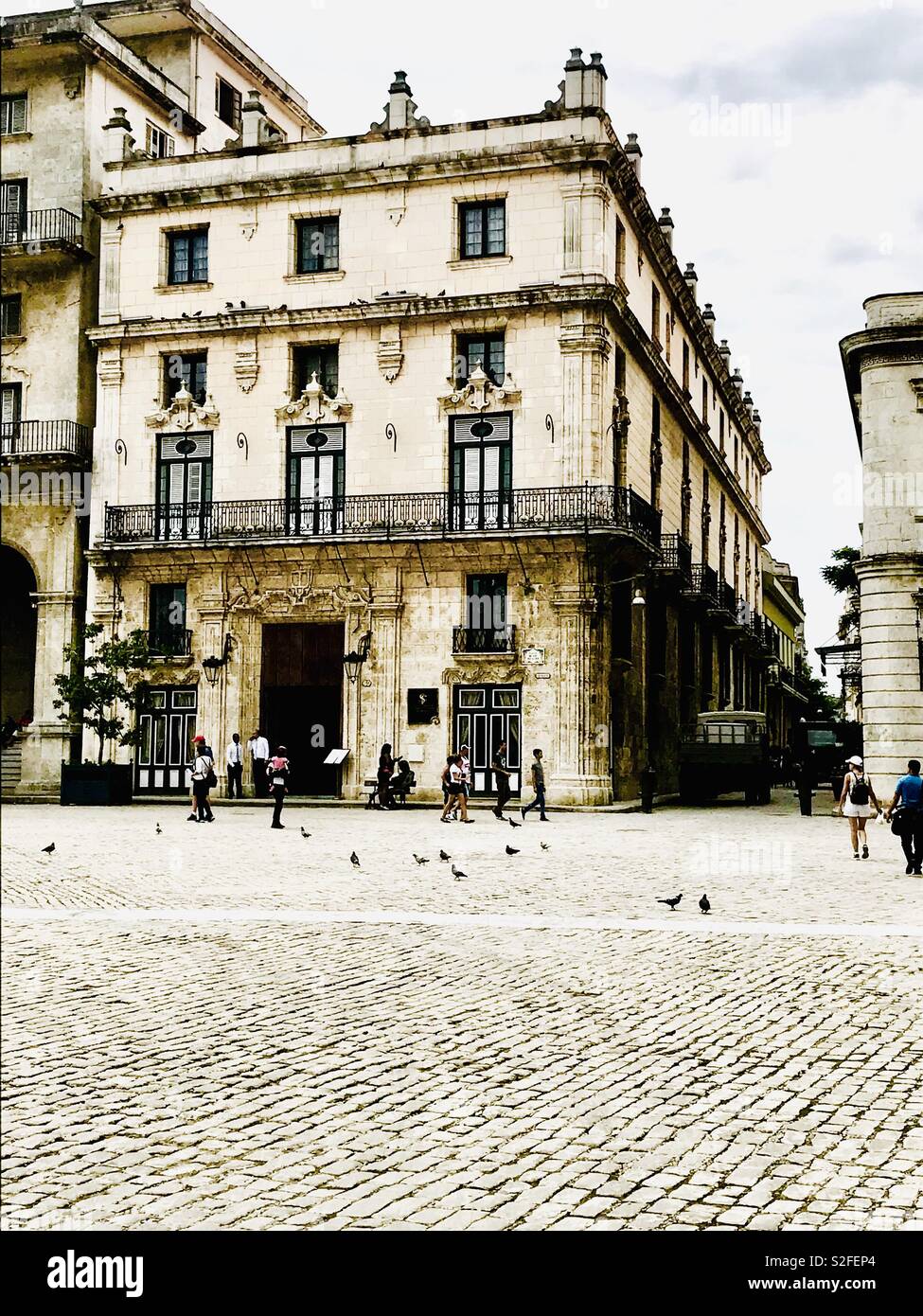 Colonial Building in the city centre of Havana Cuba Stock Photo - Alamy