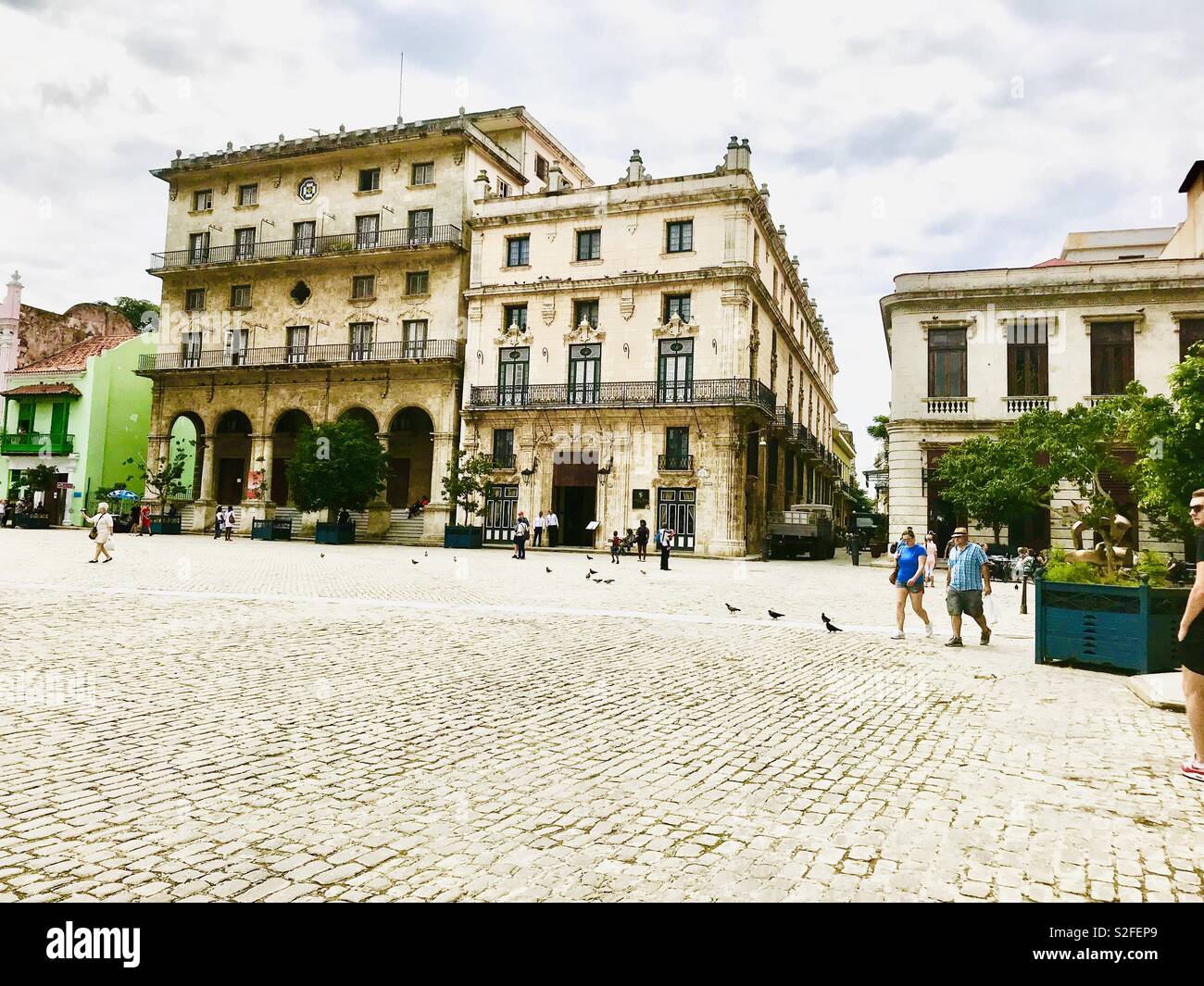 Bars, restaurants and shops in beautiful colonial buildings in Havana ...