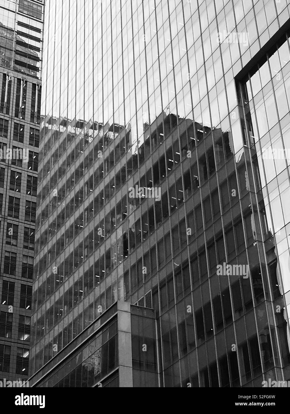 Building with lines hi-res stock photography and images - Alamy