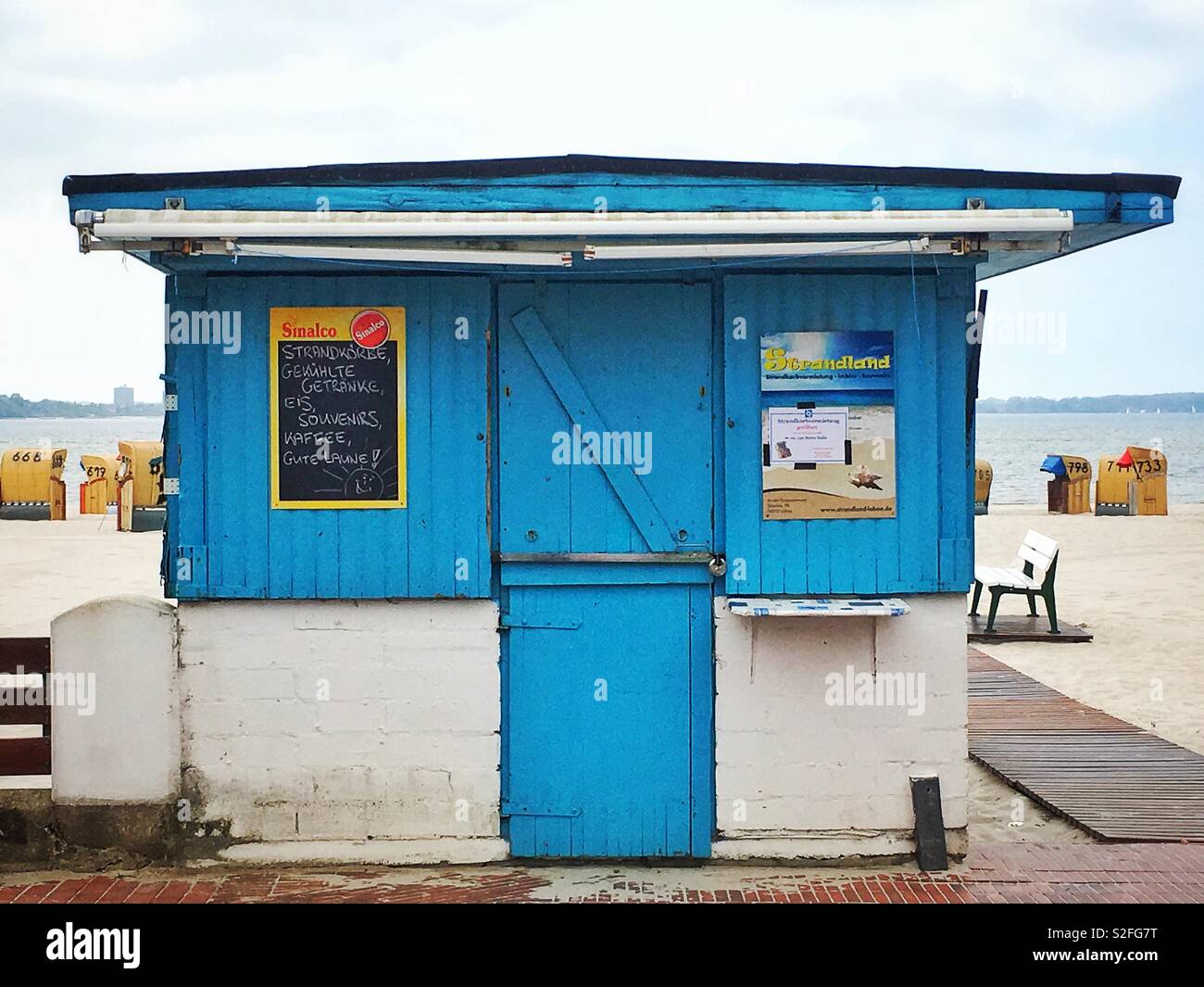 Store at the beach Stock Photo - Alamy