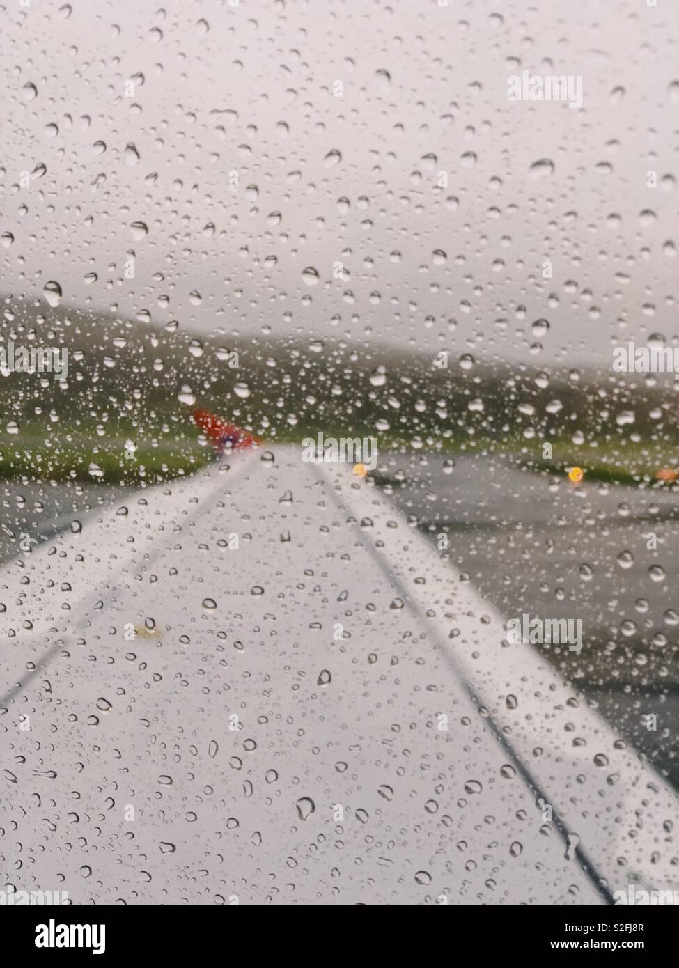 Airplane in rain hi-res stock photography and images - Alamy