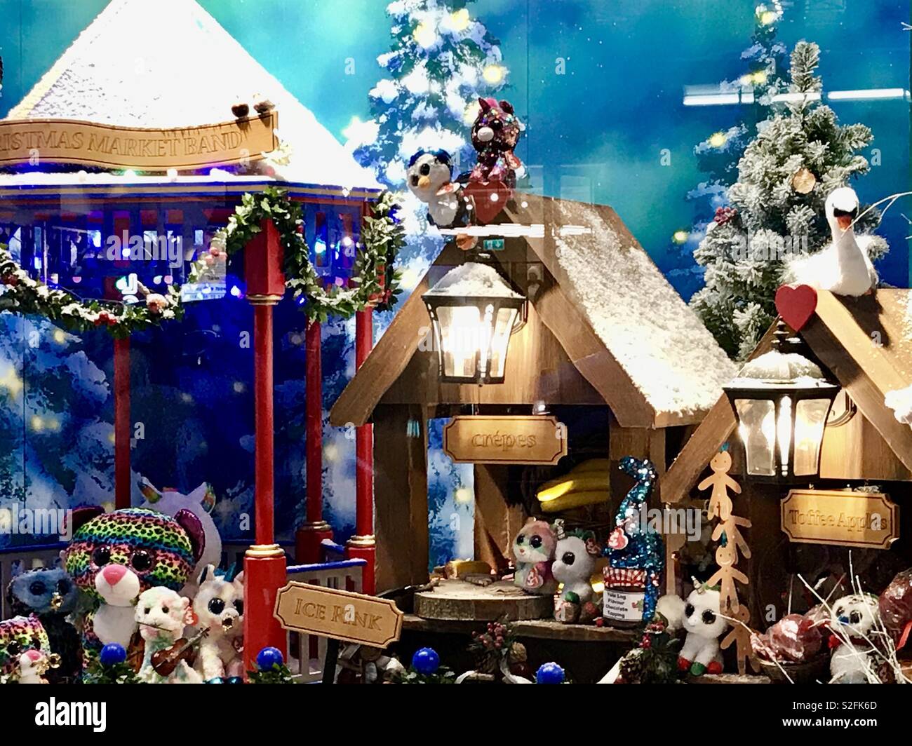 Christmas toy shop window hi-res stock photography and images - Alamy