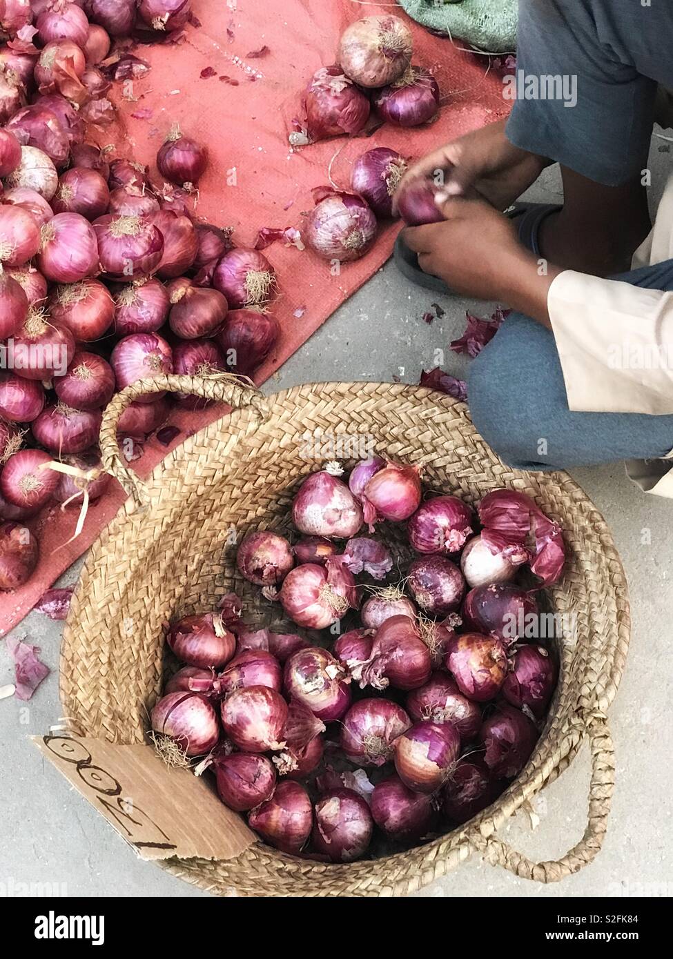 Onion pile hi-res stock photography and images - Alamy