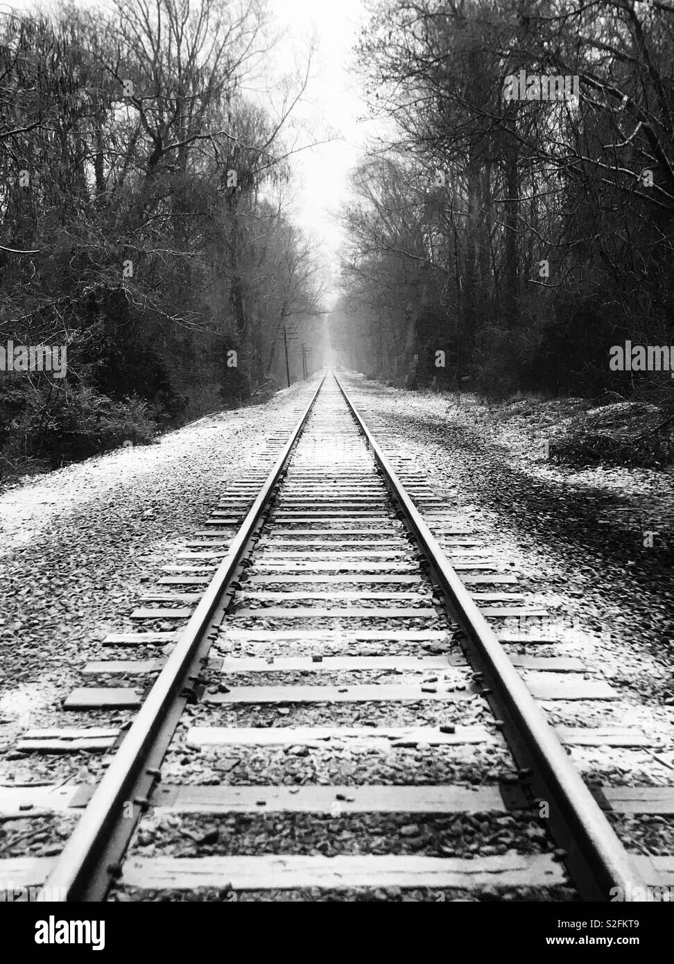 Black and white railroad tracks hi-res stock photography and images - Alamy