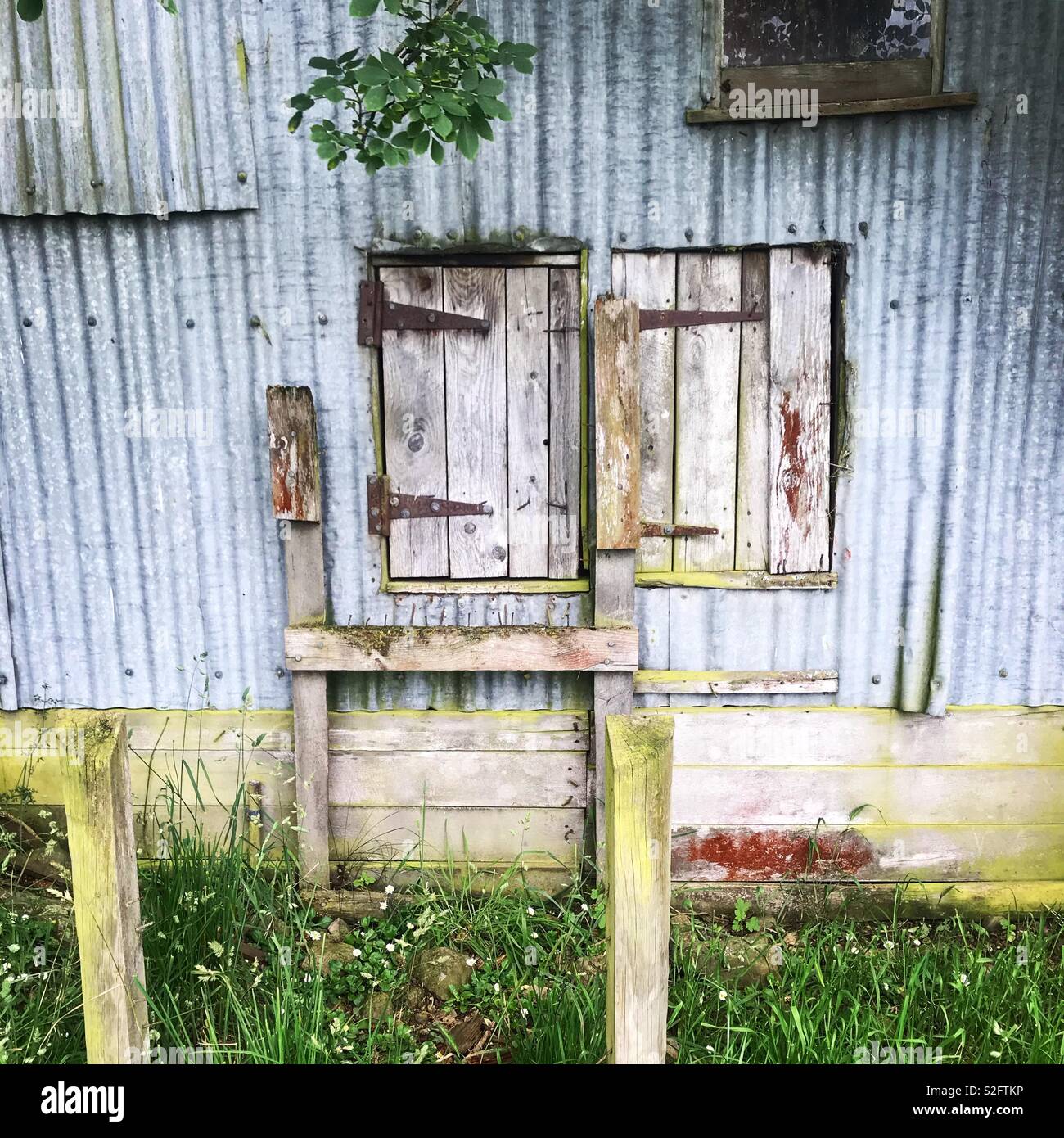 Old shed window hi-res stock photography and images - Alamy