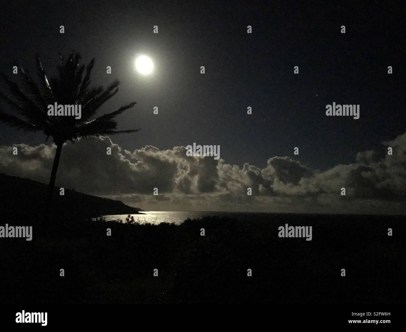 Moon at the ocean hi-res stock photography and images - Alamy