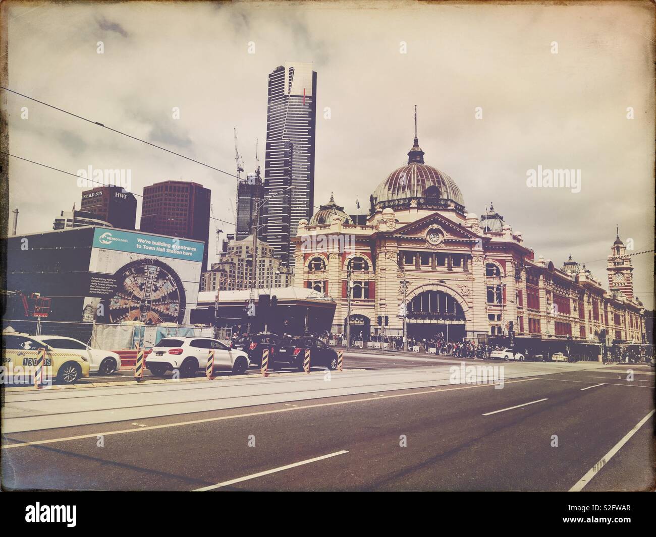 Melbourne’s Flinders Street Station and Eureka Tower Australia Stock ...