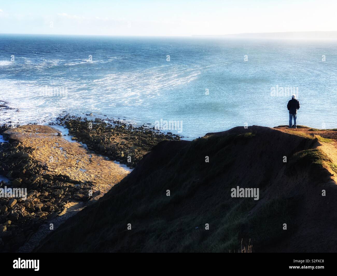 Man on edge of cliff hi-res stock photography and images - Alamy