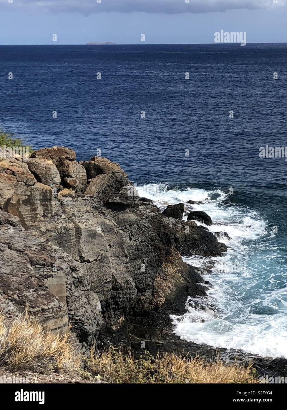 Cliff shore hi-res stock photography and images - Alamy