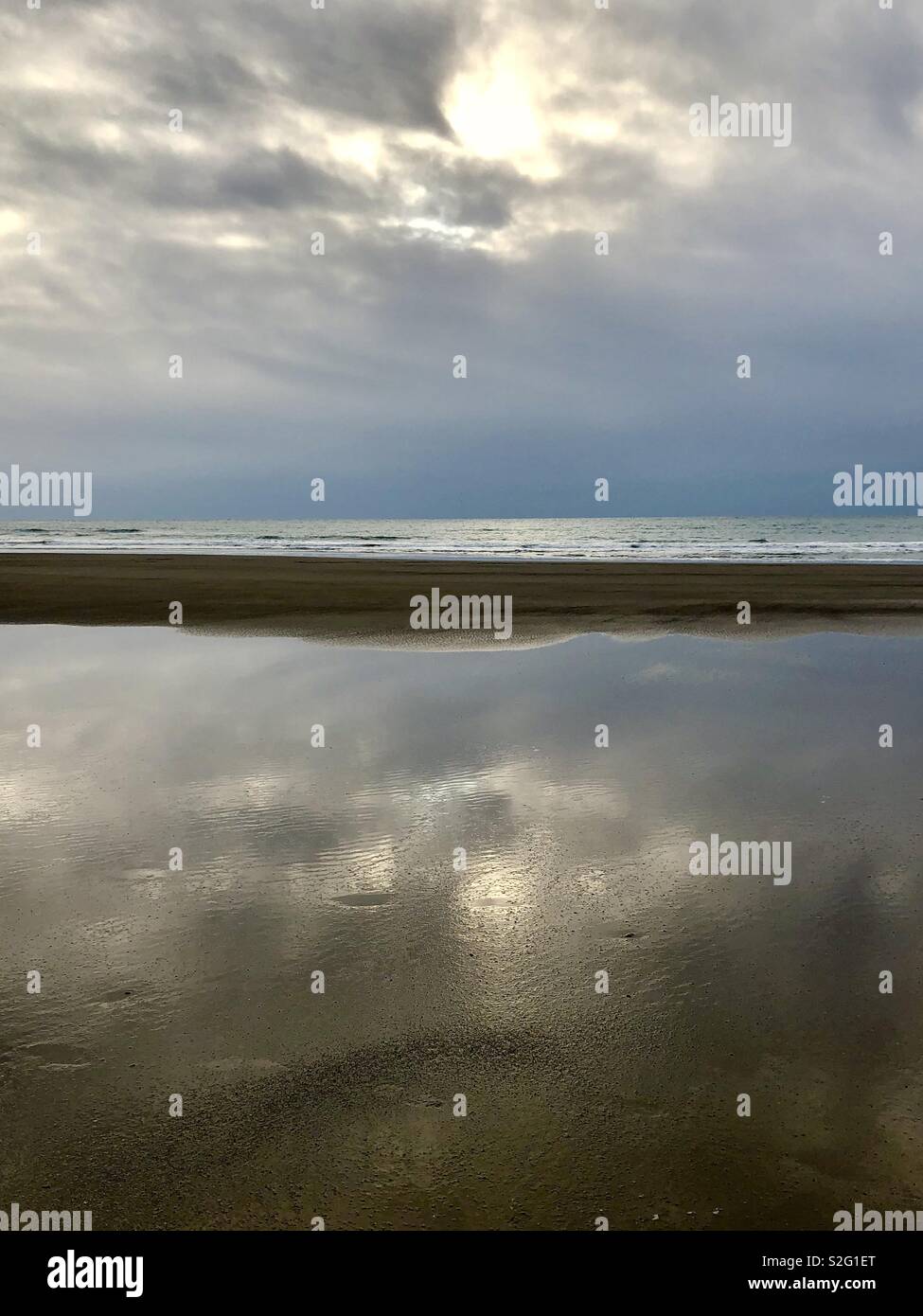 Reflection beach hi-res stock photography and images - Alamy