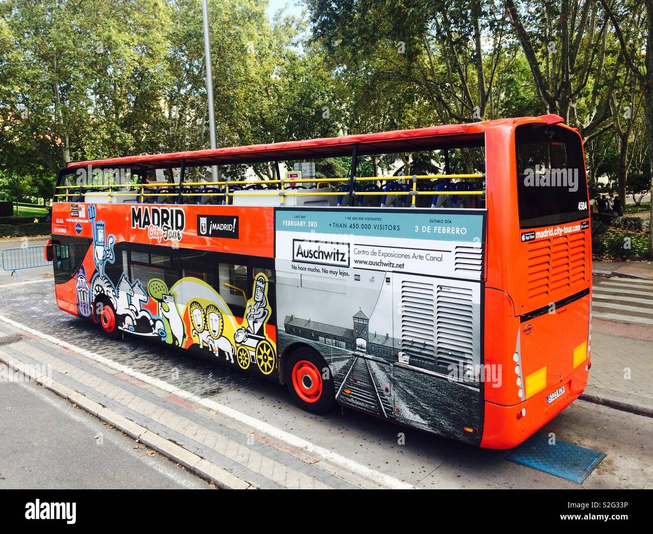 Madrid red tour bus hi-res stock photography and images - Alamy