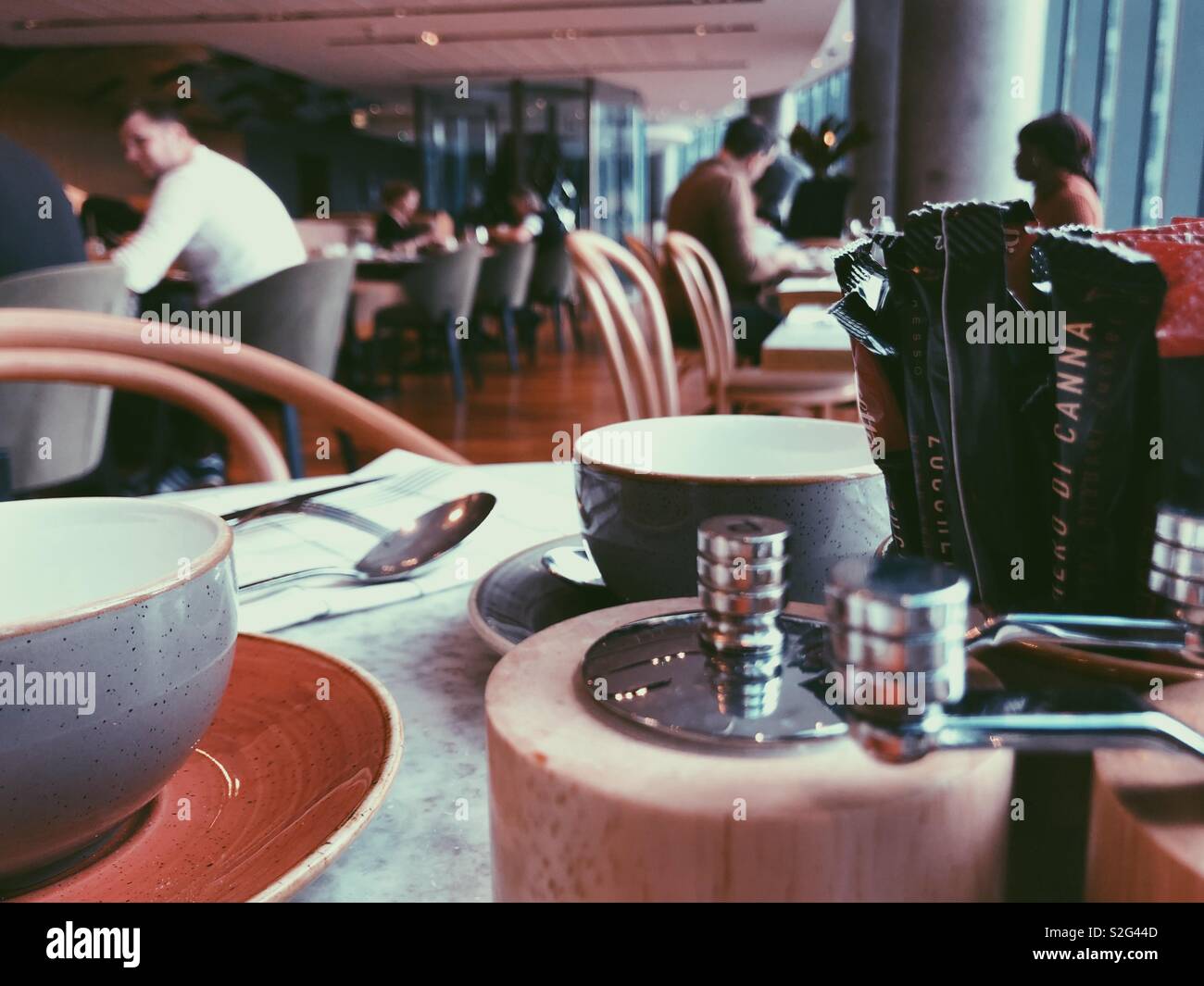 Table of people hi-res stock photography and images - Alamy