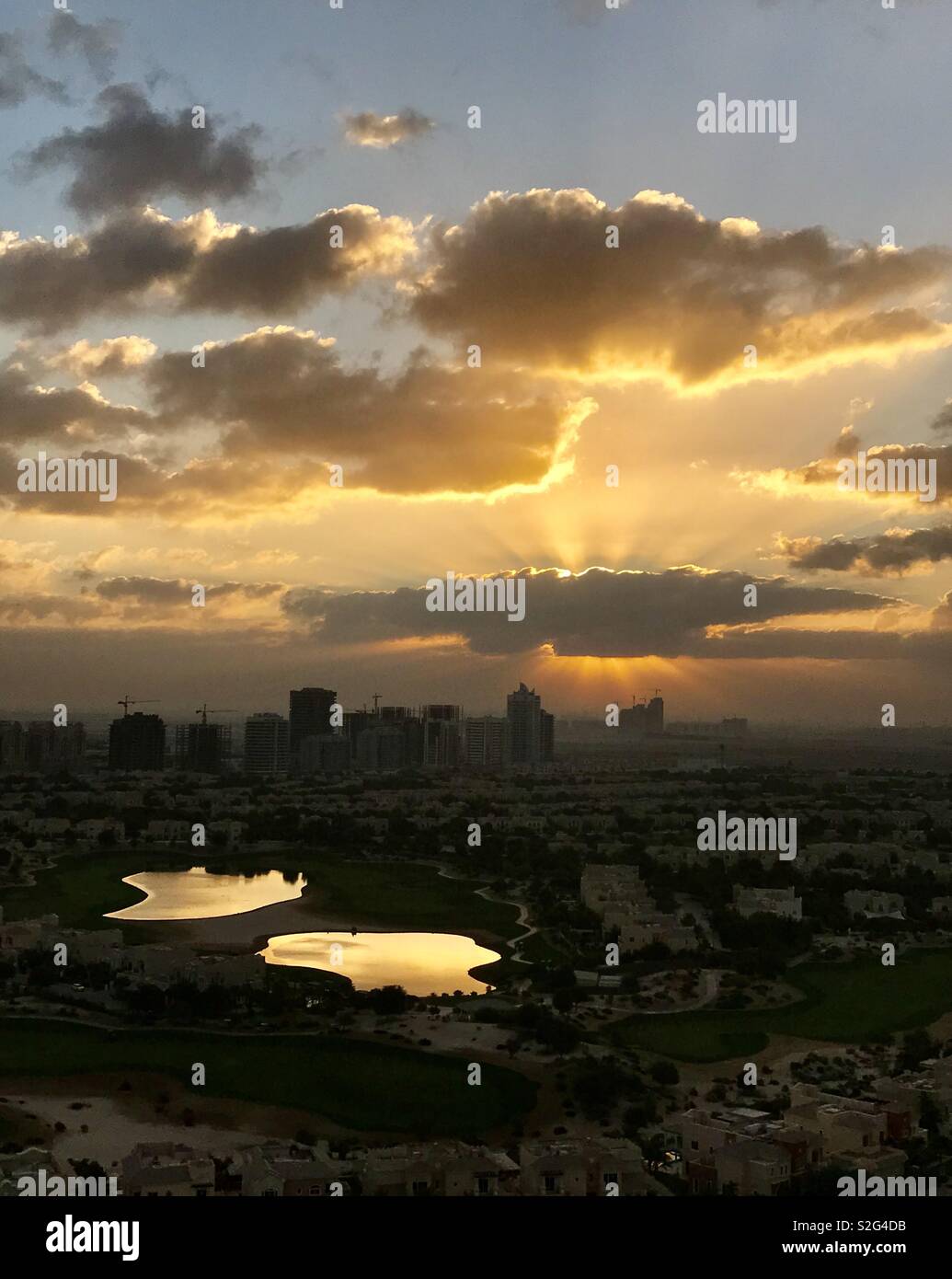 Dubai golf course hi-res stock photography and images - Alamy