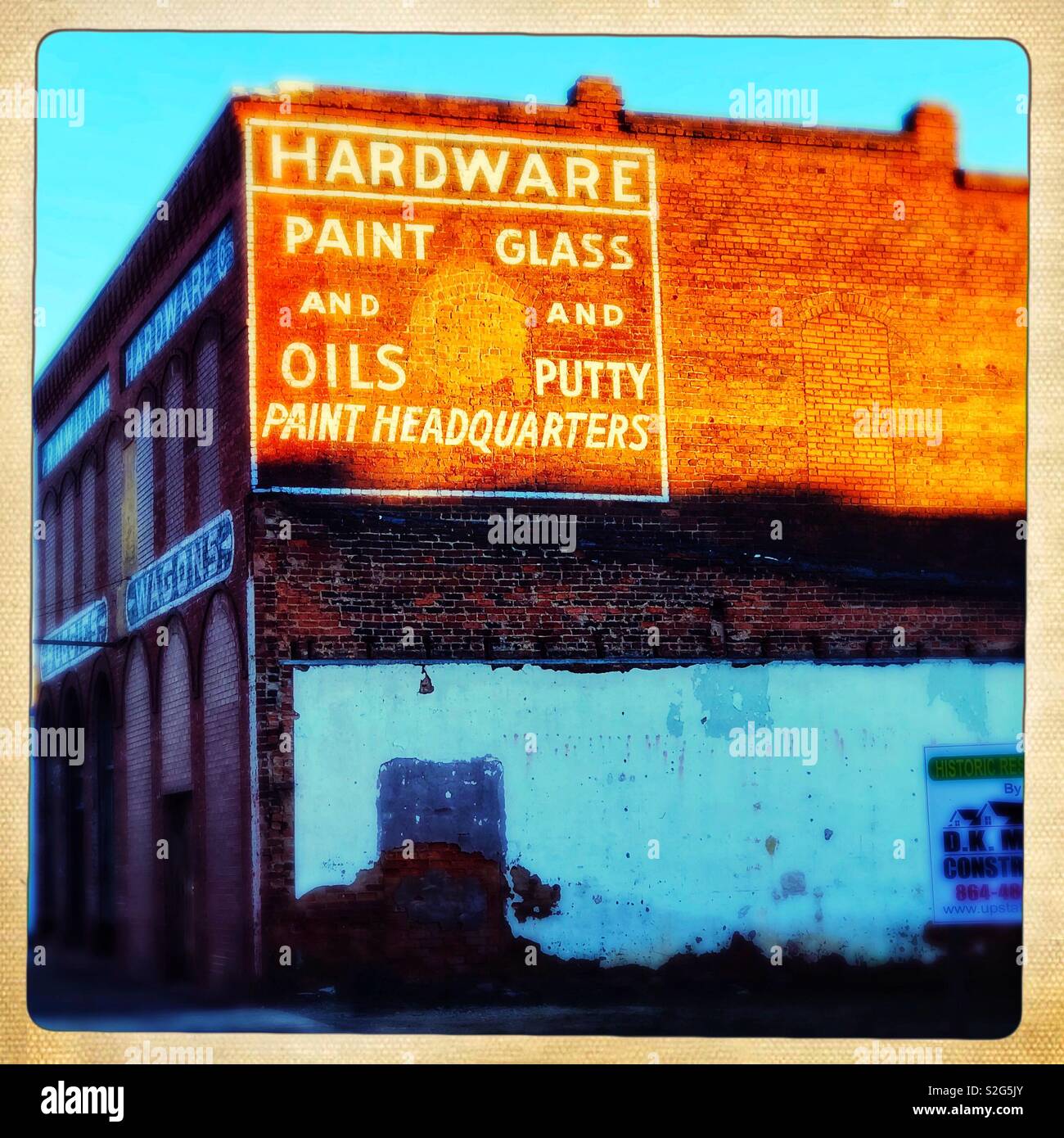 Painted brick sign hi-res stock photography and images - Alamy