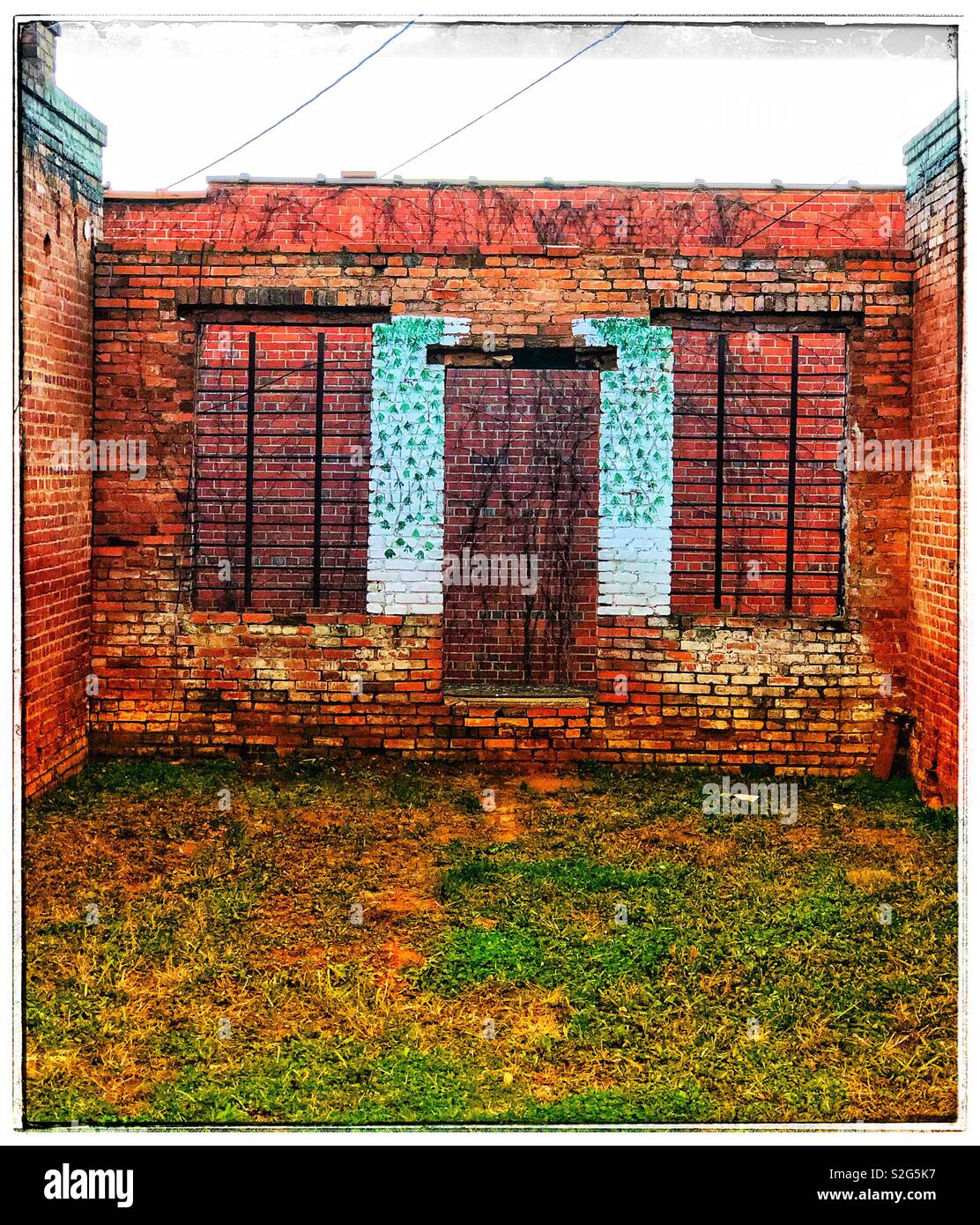 Old brick wall falling apart hi-res stock photography and images - Alamy