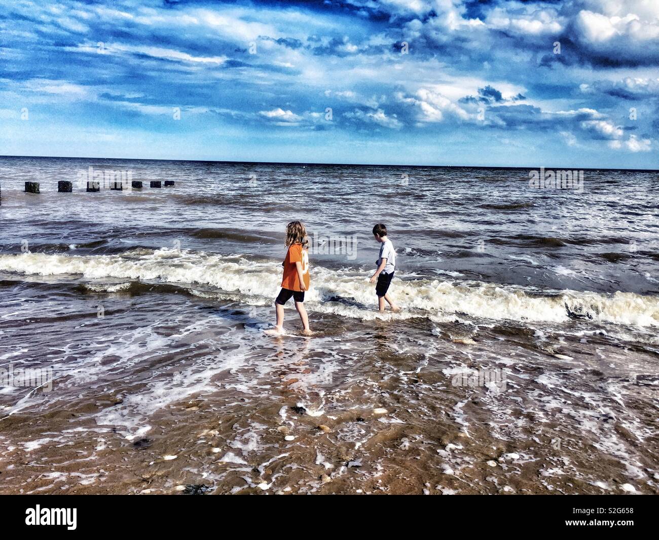 Children paddling sea hi-res stock photography and images - Alamy