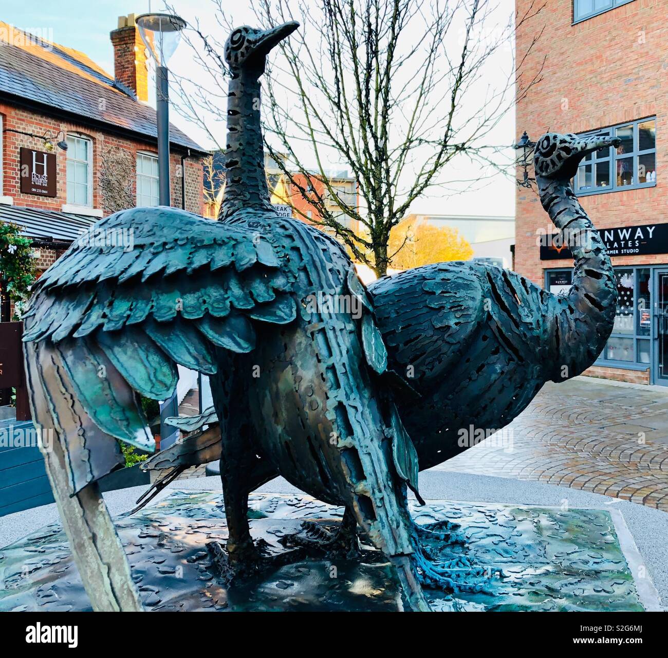 Sculpture two birds hi-res stock photography and images - Alamy
