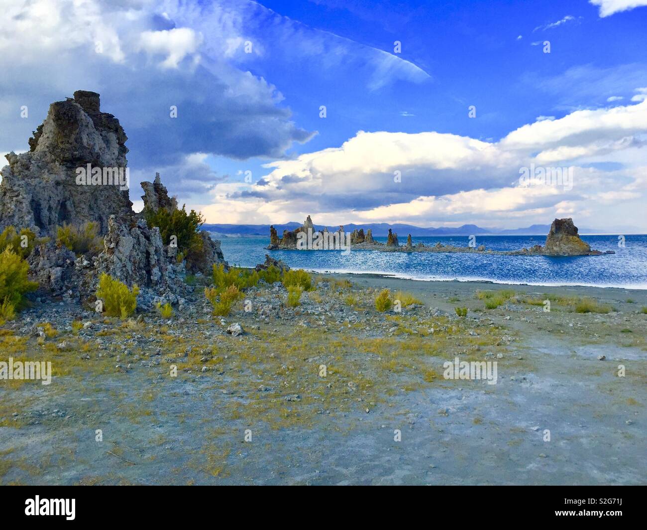 Lake with limestone formations hi-res stock photography and images - Alamy