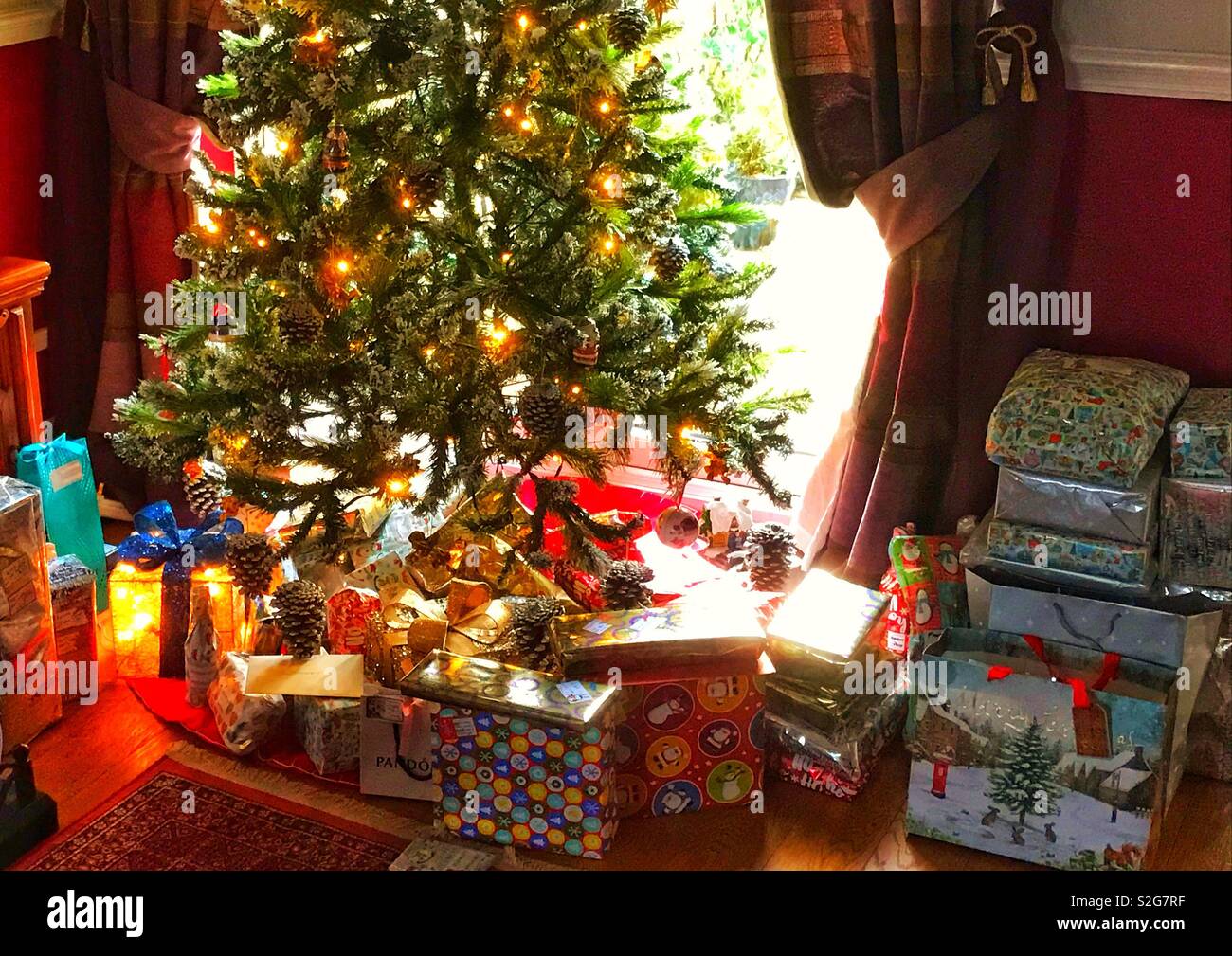 Presents under the tree hi-res stock photography and images - Alamy