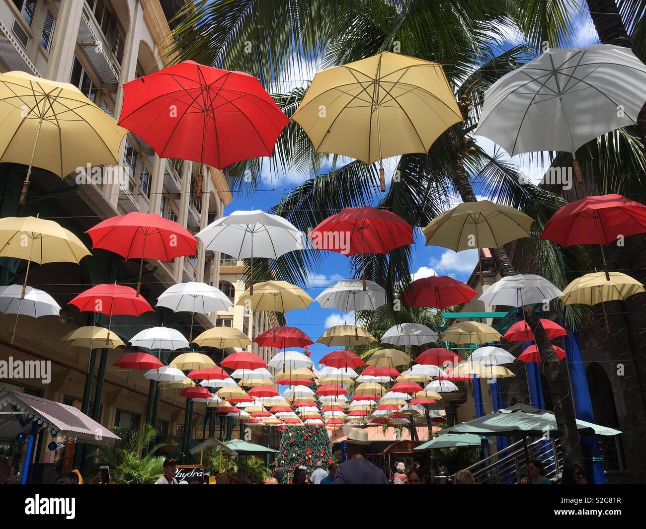 Umbrellas building hi-res stock photography and images - Alamy