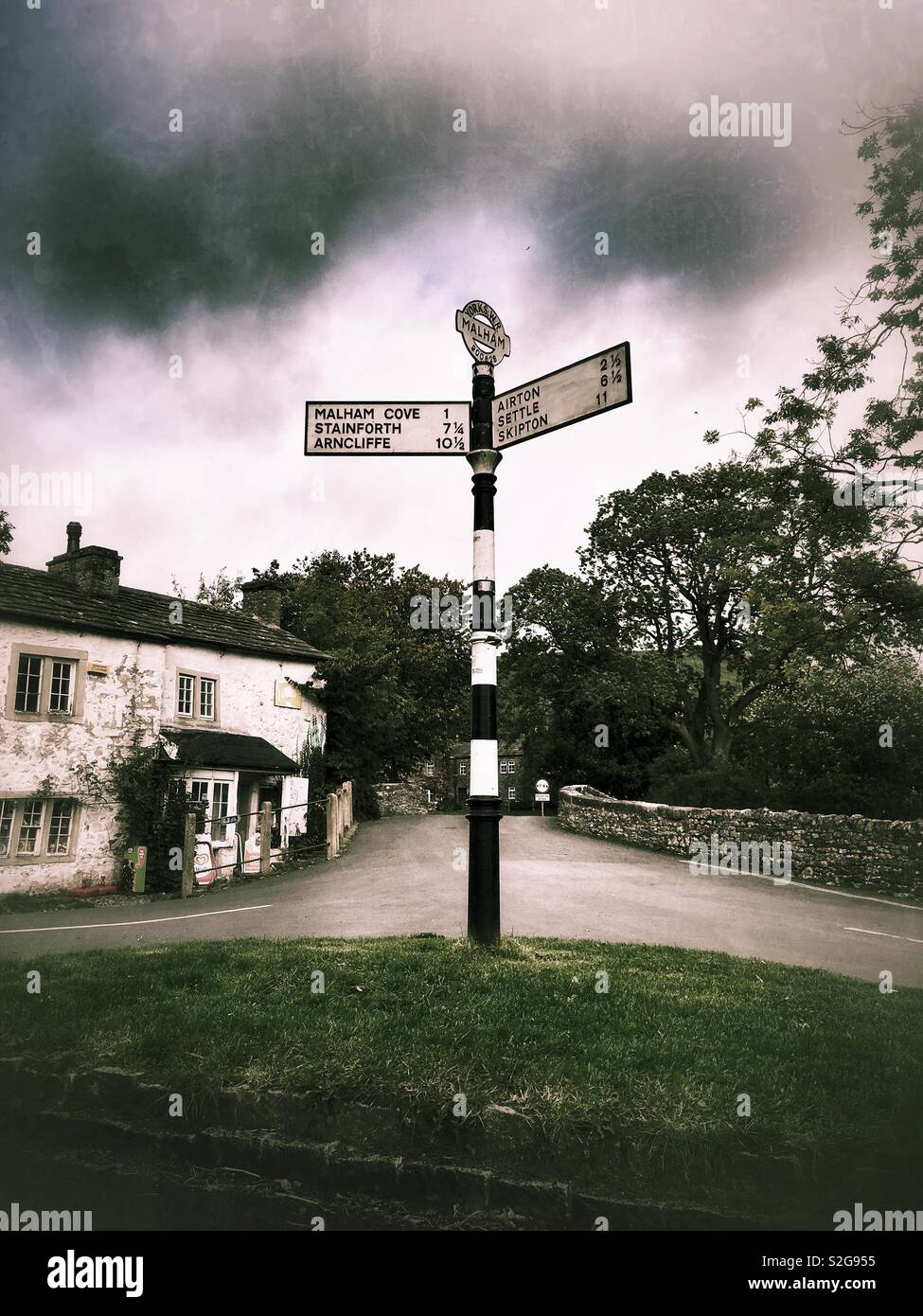 Traditional Signpost High Resolution Stock Photography and Images - Alamy
