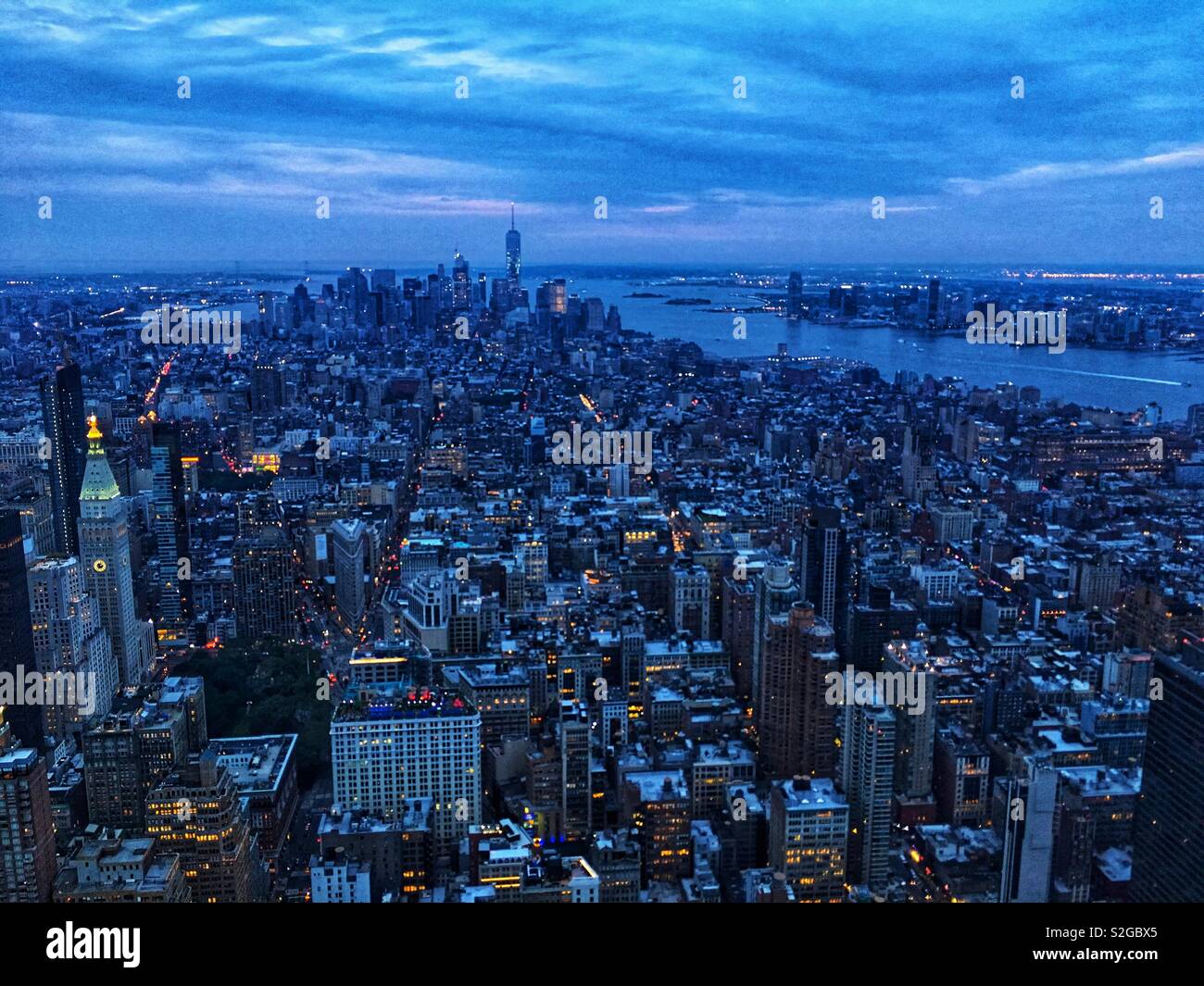 New york skyline at night hi-res stock photography and images - Alamy