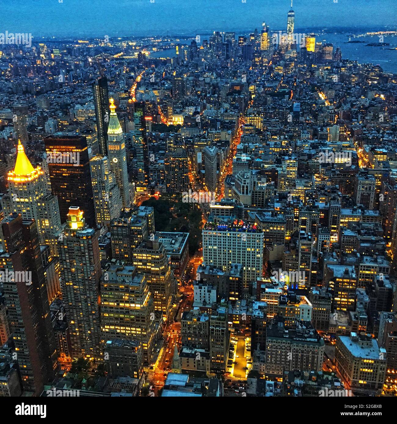 New york skyline at night hi-res stock photography and images - Alamy