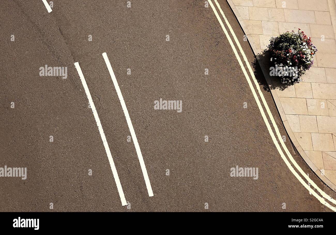 Yellow road marks hi-res stock photography and images - Alamy