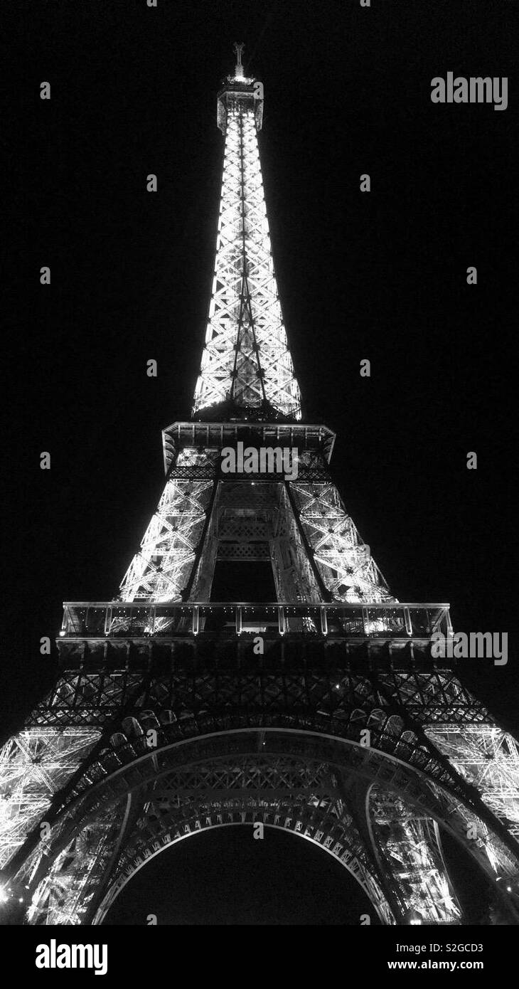 Building the eiffel tower black and white hi-res stock photography and ...