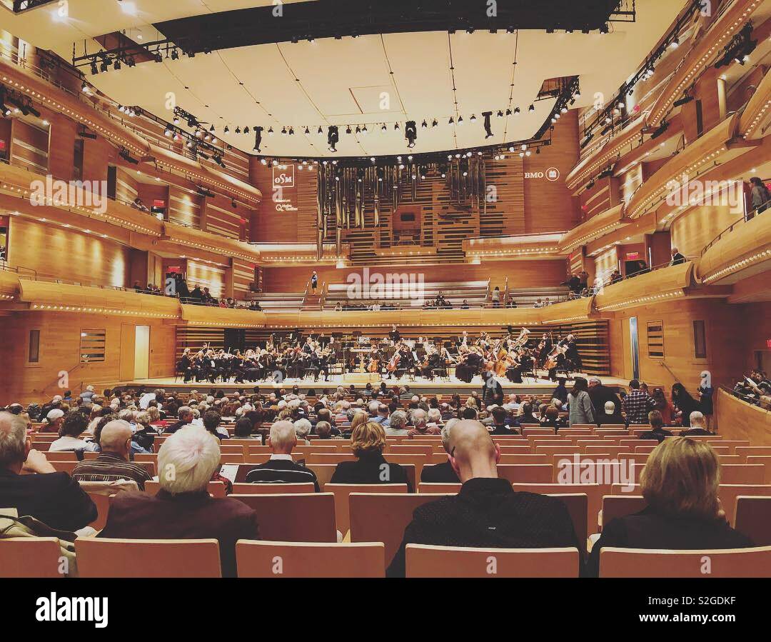 Symphony audience hi-res stock photography and images - Alamy