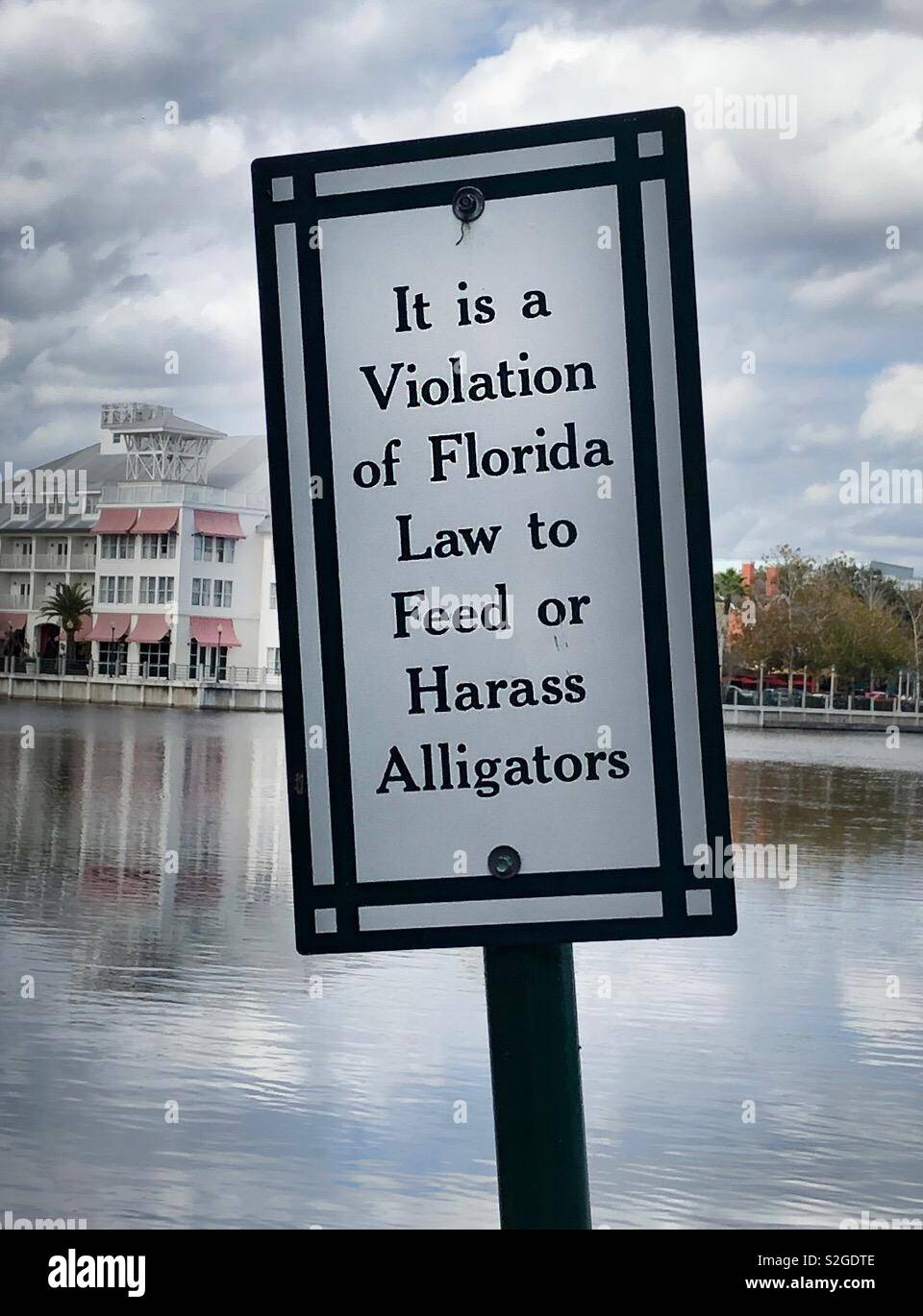 Alligator warning sign hi-res stock photography and images - Alamy