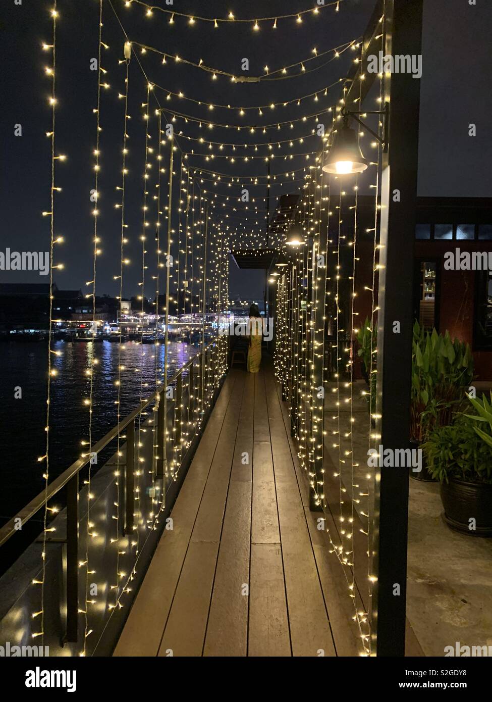 Pathway lighting hi-res stock photography and images - Alamy