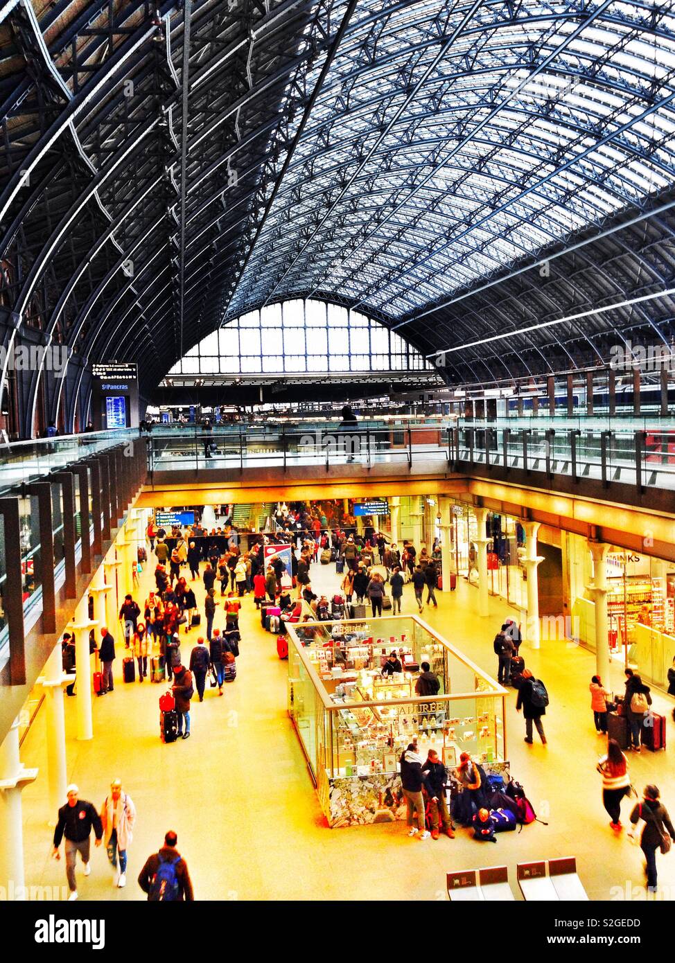 Split level, railway concourse and shopping centre, at St Pancras ...