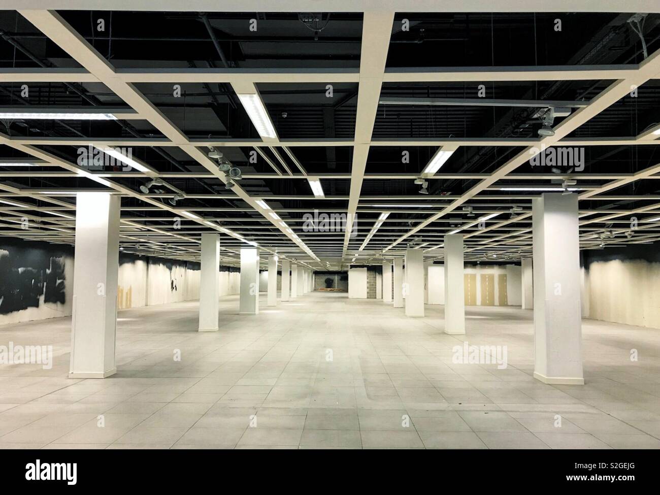 Large empty retail unit Stock Photo - Alamy Large empty retail unit Stock Photo - Alamy