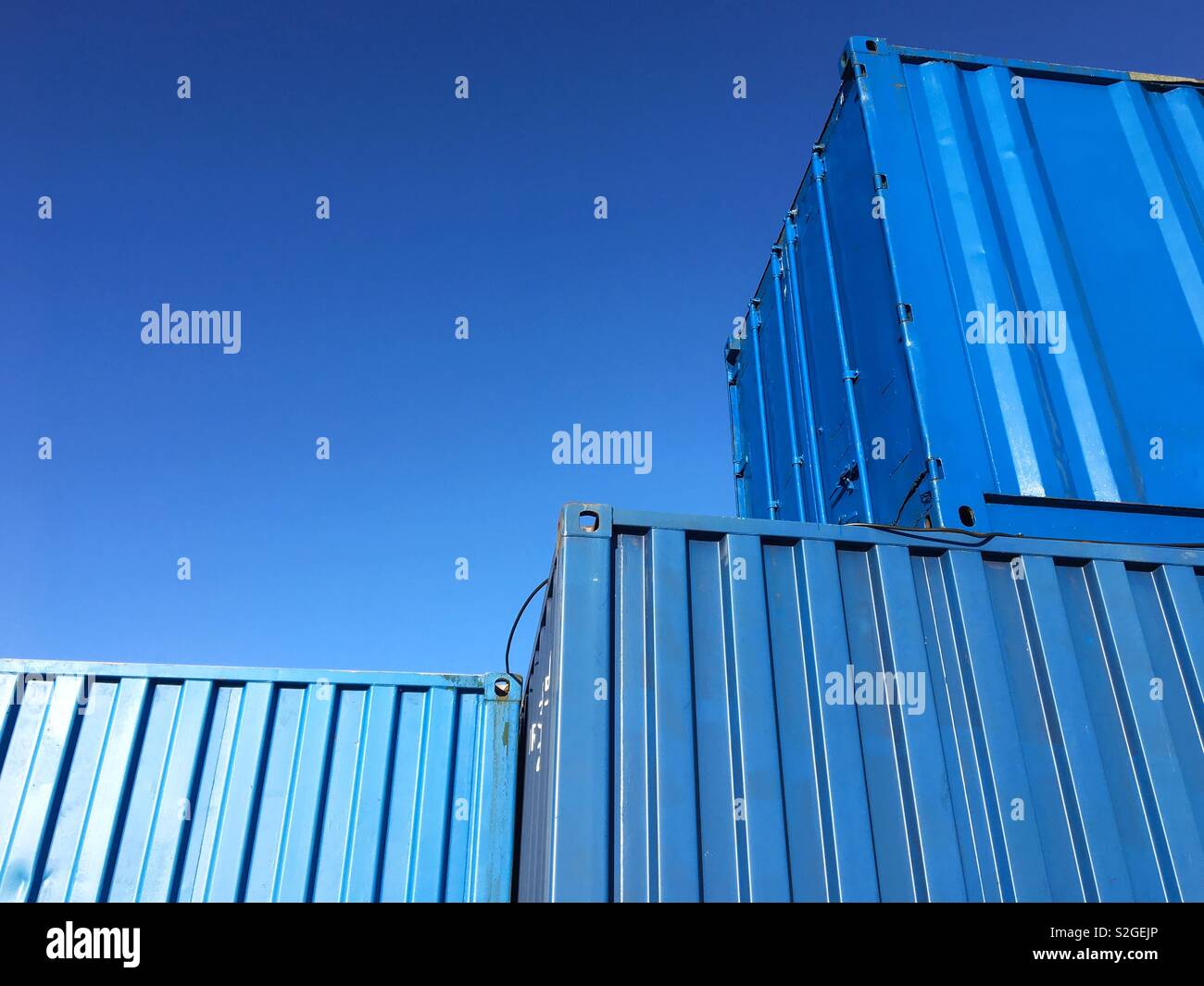 Blue containers hi-res stock photography and images - Alamy