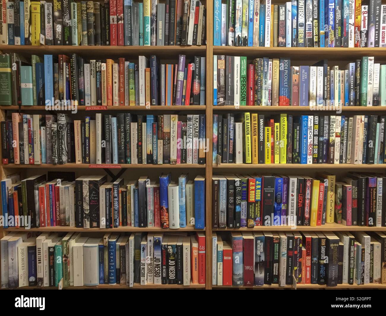 Shelves filled with books hi-res stock photography and images - Alamy