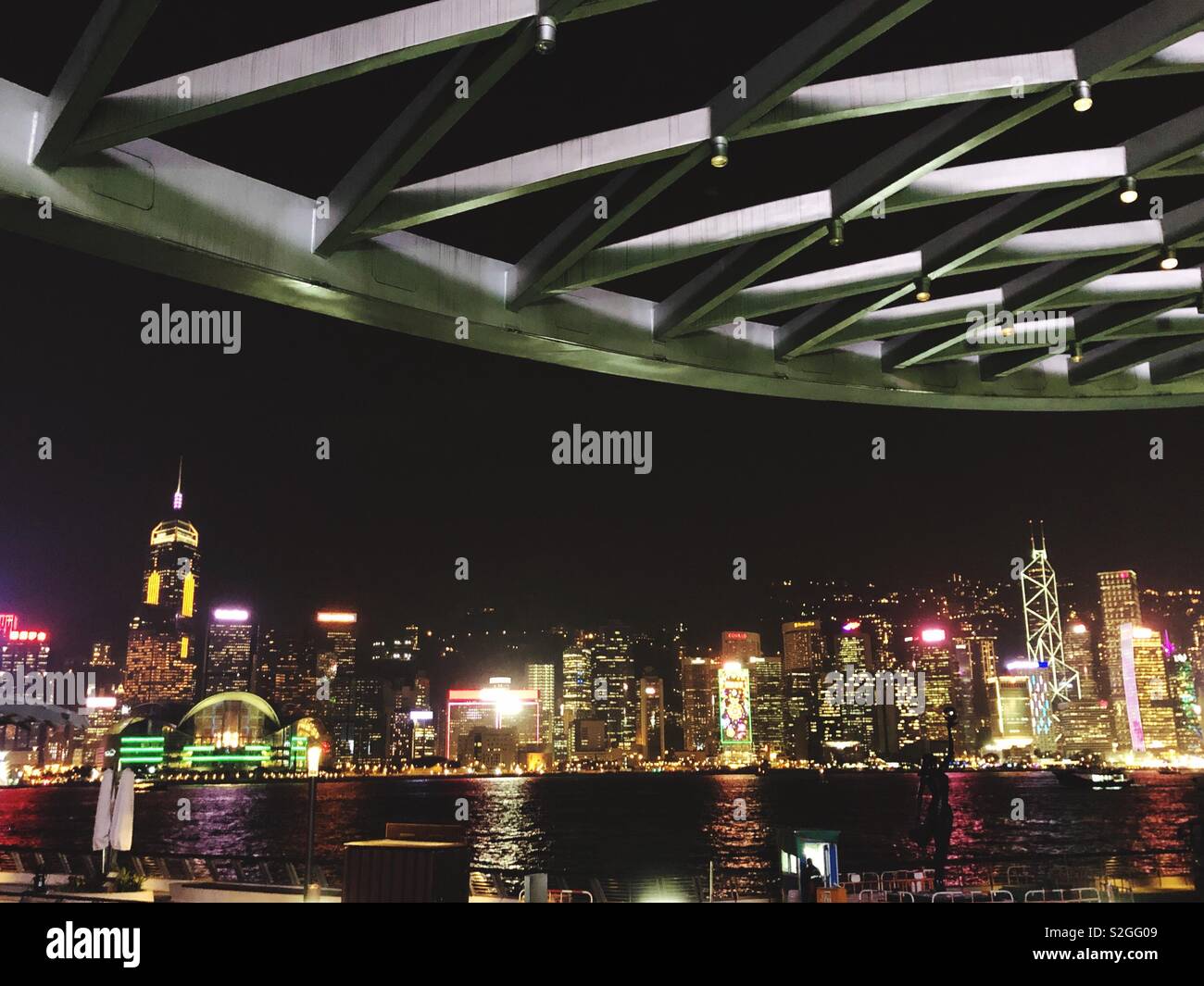 Victoria harbour hong kong night hi-res stock photography and images ...