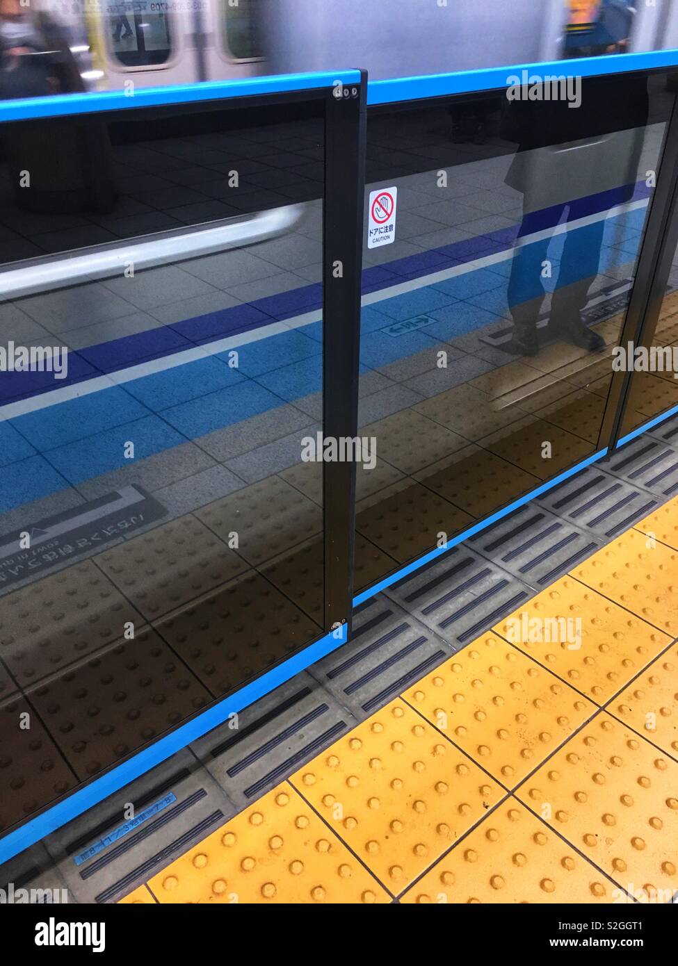 Platform edge hi-res stock photography and images - Alamy