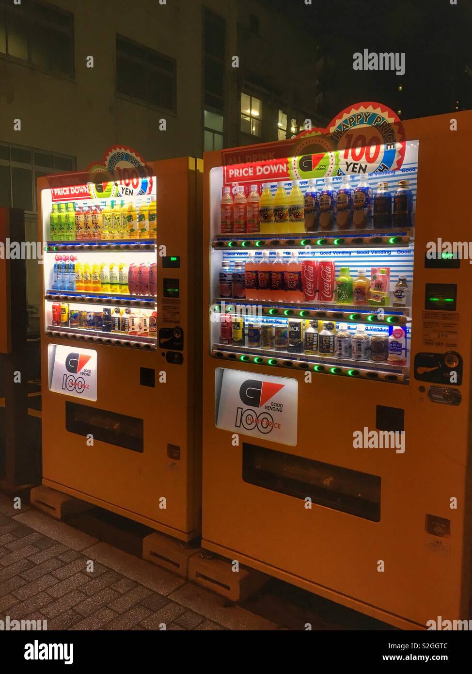Vending machines at night hi-res stock photography and images - Alamy