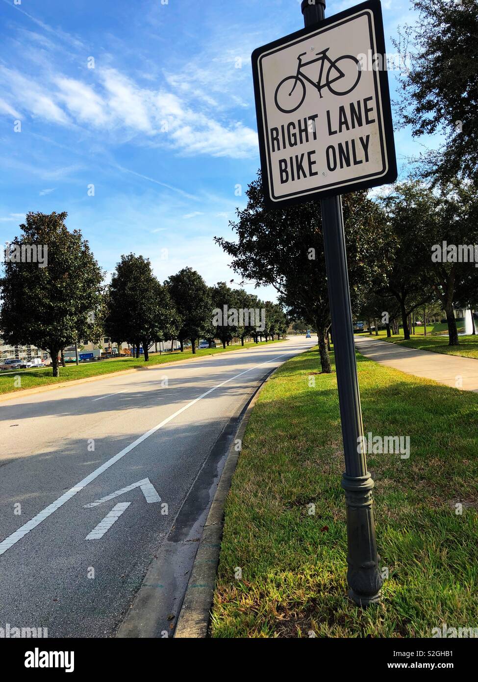 Road sign with arrow hi-res stock photography and images - Alamy