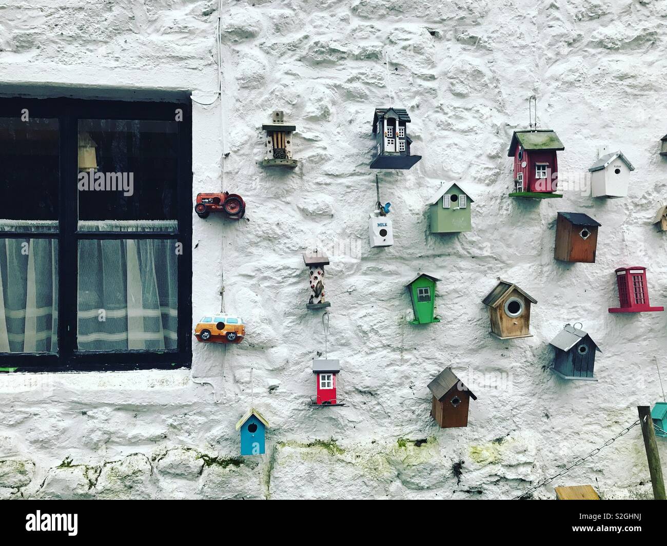 Bird boxes hi-res stock photography and images - Alamy