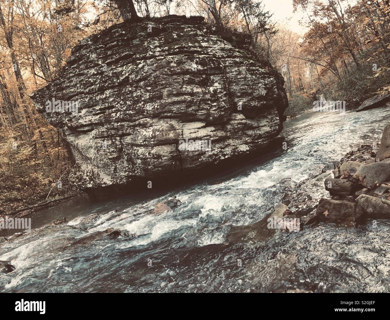 River boulder hi-res stock photography and images - Alamy