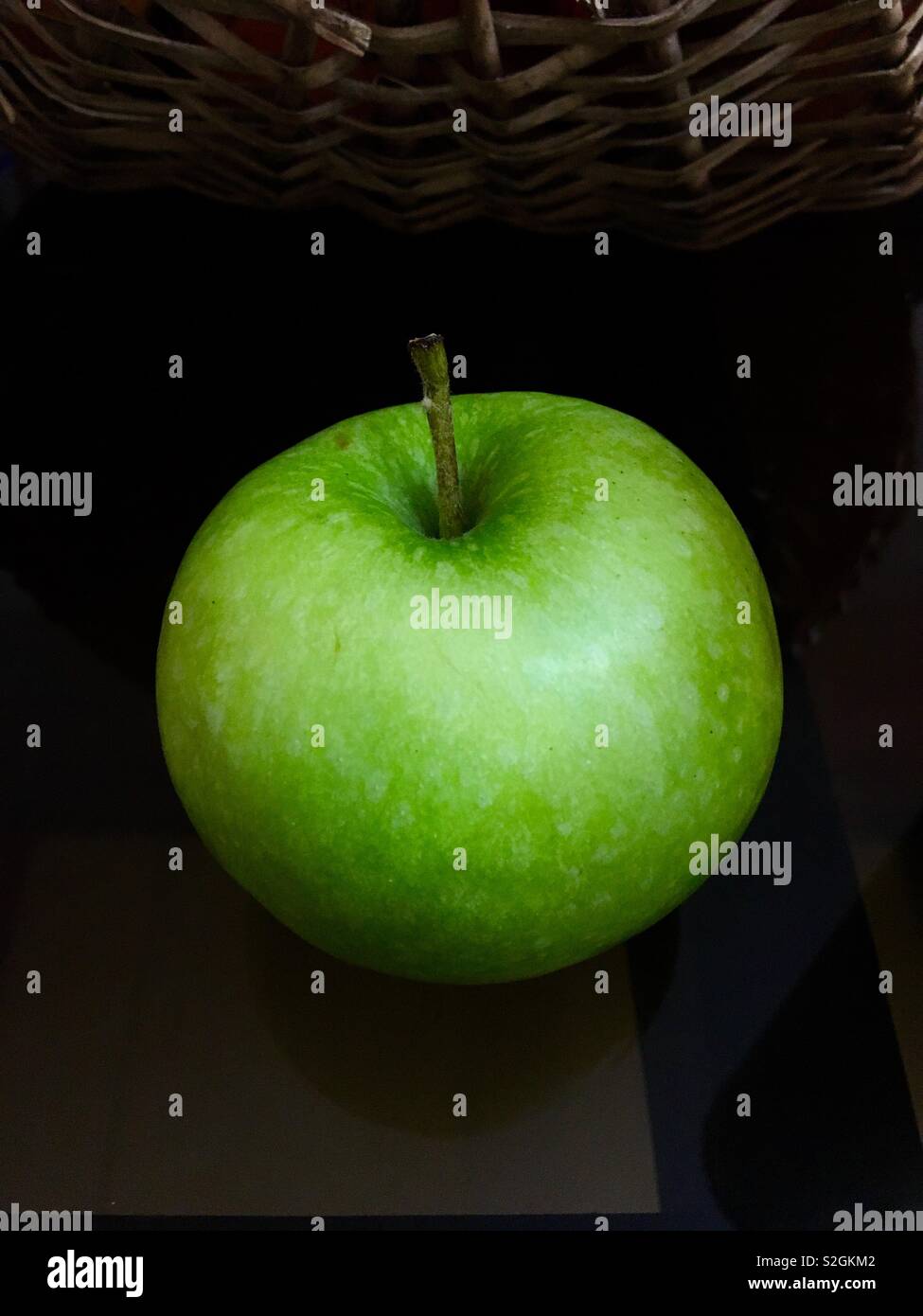 Green apple on the table hi-res stock photography and images - Alamy