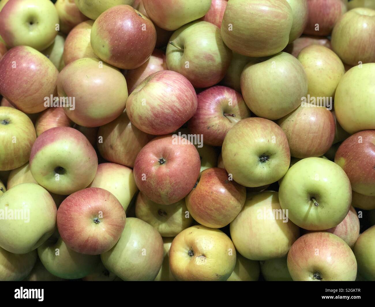 Apples fruits hi-res stock photography and images - Alamy