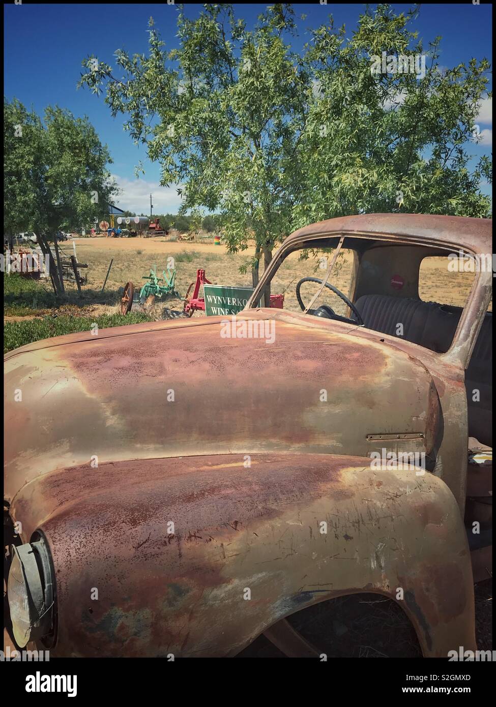 Old cars at Toeka Stoor in Windmeul near Paarl, South Africa Stock ...