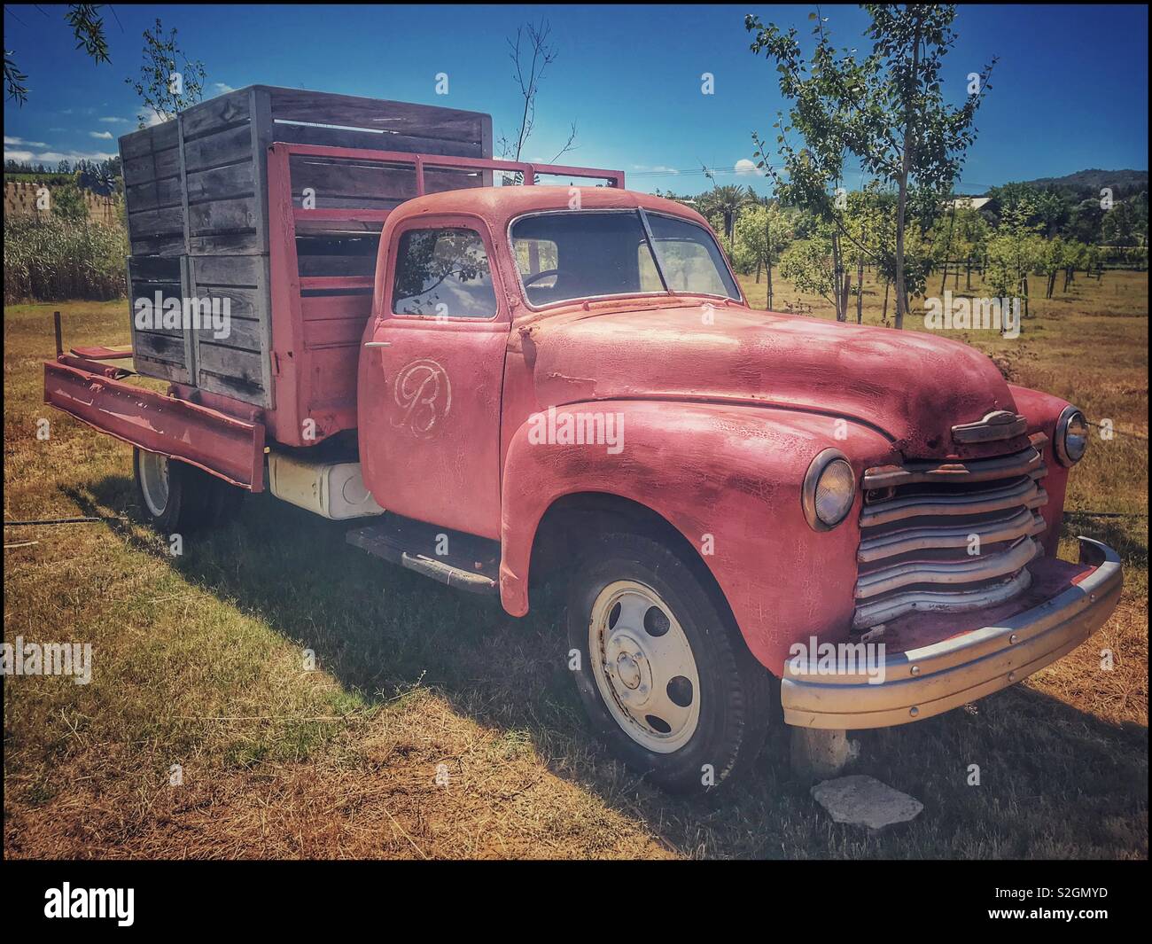 Rusty vintage truck at Toeka Stoor in Windmeul near Paarl, South Africa ...