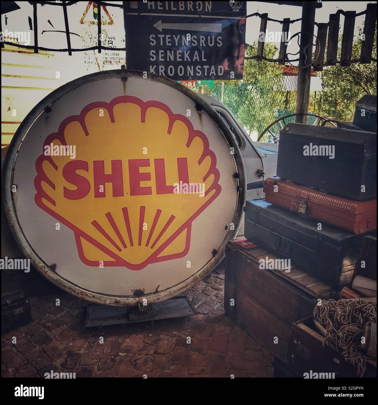 Vintage shell sign hi-res stock photography and images - Alamy