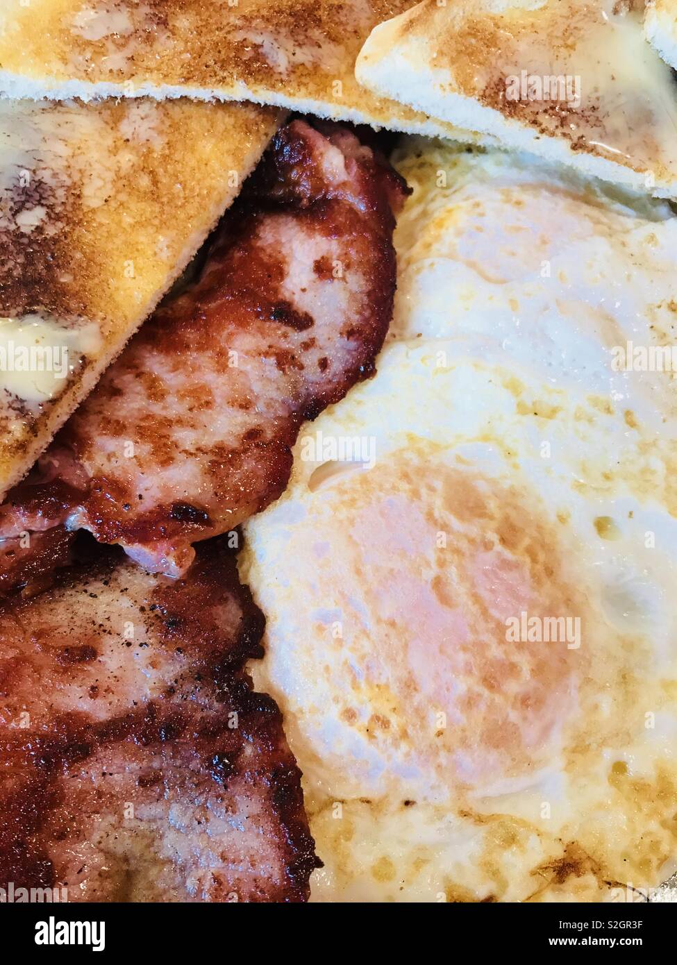 Bacon, egg and toast breakfast Stock Photo - Alamy