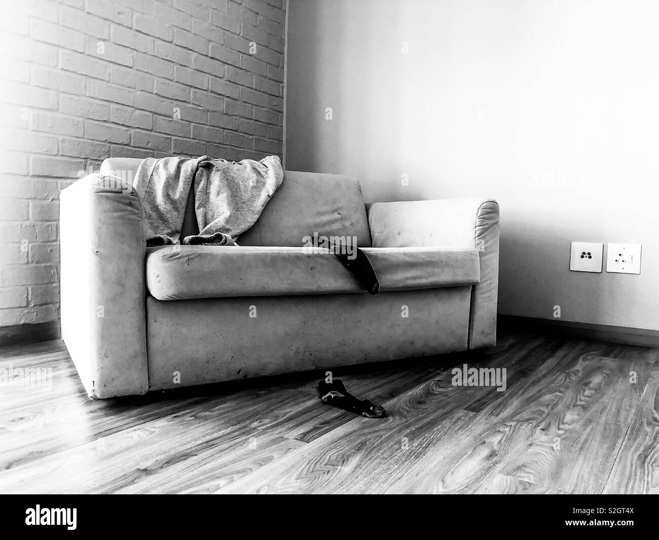 Old couch hi-res stock photography and images - Alamy